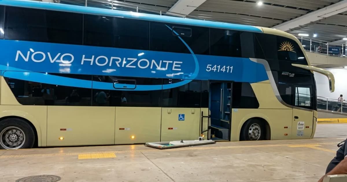 Porta de ônibus se solta durante desembarque em Cuiabá; veja vídeo ...